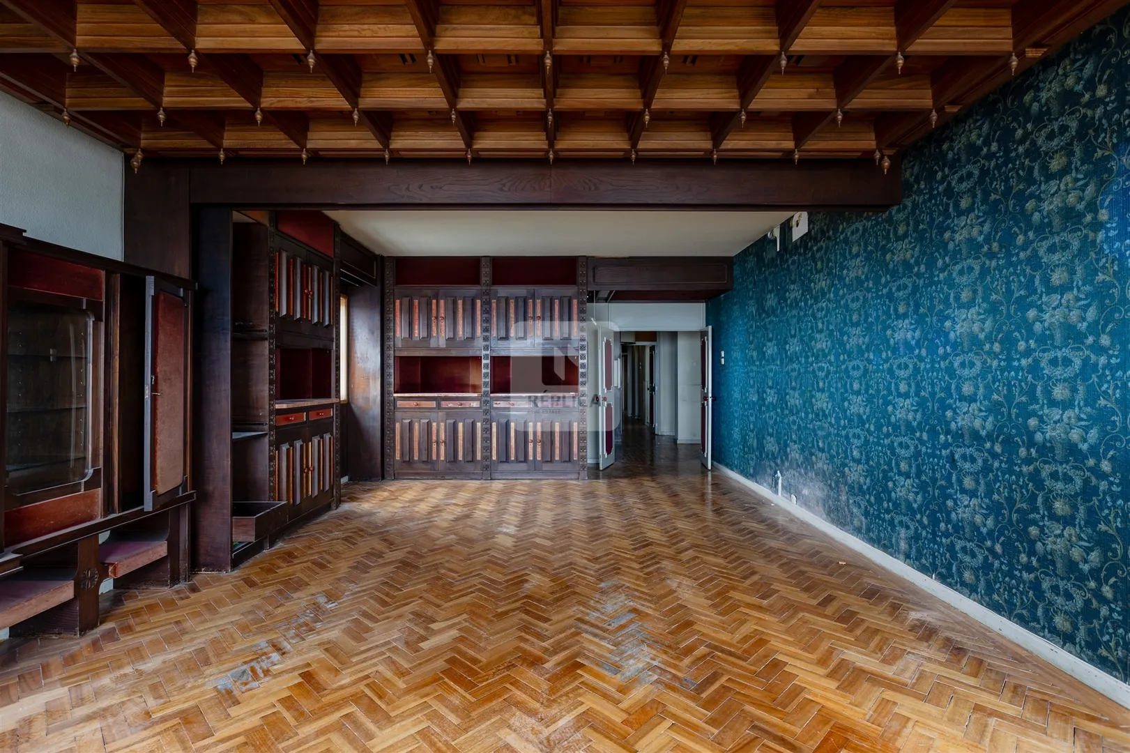 Apartamento T5 junto ao Metro da Trindade, Porto - RÉPLICA - Real Estate